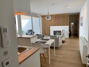 Apartamento luxo, 1 cama King | Área de estar | TV de tela plana