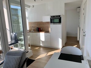 Estúdio luxo, 1 cama de solteiro | Cozinha privada | Geladeira grande, micro-ondas, cooktop, máquina de café expresso
