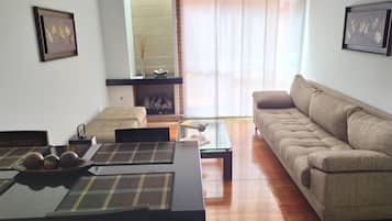 Apartamento, 1 quarto | Sala de estar | TV de tela plana