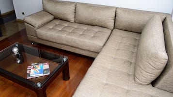 Quarto casal básico | Área de estar | TV de tela plana