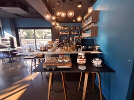 Café da manhã com buffet todos os dias mediante uma taxa