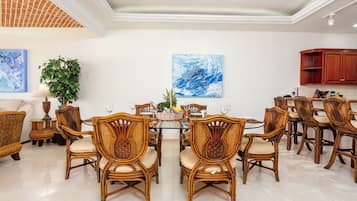 Apartamento, 3 quartos, vista para a lagoa | Sala de estar | Smart TV de 42 polegadas com canais digitais