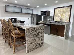 Apartamento superior, 3 quartos, vista para a marina | Cozinha privada | Micro-ondas, fogão, cooktop, lava-louças
