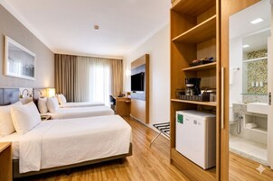 Quarto Twin Deluxe | Minibar, cofre no quarto, secretária 