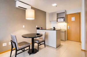 Suite Deluxe, 1 cama king-size | Minibar, cofre no quarto, secretária 