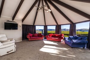 Casa, vista para o lago | Sala de estar | Televisor de ecrã plano de 40 polegadas com canais por cabo, televisor 