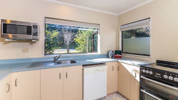 Casa, vista para o lago | Cozinha privada | Um frigorífico, um micro-ondas, uma chaleira elétrica