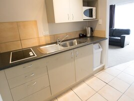 Suite, 2 quartos, vista para o lago | Kitchenette privada | Uma cafeteira/bule, um frigorífico, um micro-ondas 