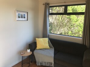 Estúdio | Área de estar | TV de tela plana 32 polegadas com canais via satélite, TV LCD