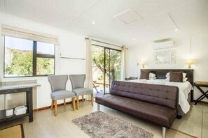 1 quarto, cofre no quarto, com mobília individualizada 