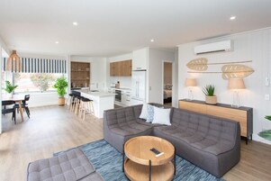 Villa Deluxe (Crestwood & Te Uku SPA) | Sala de estar | Televisor 