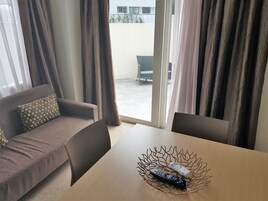 Apartamento, 2 quartos | Área de estar | TV