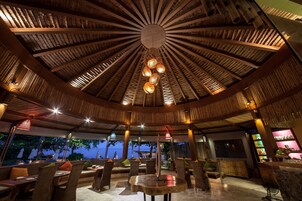 Pequenos-almoços servidos, com espaço para refeições ao ar livre 