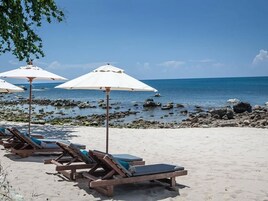 Na praia, espreguiçadeiras, toalhas de praia, snorkel 