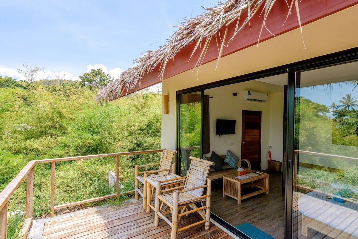 Quarto casal luxo, vista parcial para o mar | Terraço/pátio