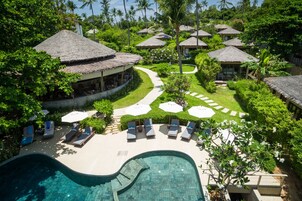 Piscina exterior, espreguiçadeiras 