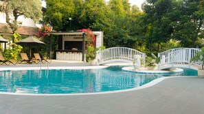 Piscina exterior, espreguiçadeiras 