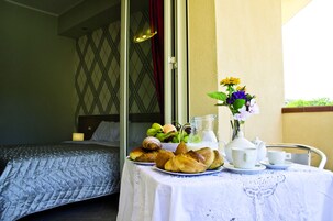 Quarto casal superior, sacada | Frigobar, cofres nos quartos, individualmente decorados, escrivaninha