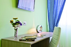 Quarto triplo | Frigobar, cofres nos quartos, individualmente decorados, escrivaninha