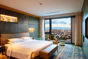 Quarto, 1 cama King | Frigobar, cofres nos quartos, escrivaninha, quartos à prova de som