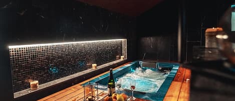 Banheira de hidromassagem interior