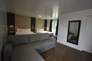 Quarto superior, várias camas | Escrivaninha, espaço de trabalho para notebook, quartos à prova de som
