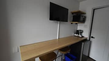 Quarto Superior, várias camas | Secretária, secretária adequada para computadores portáteis