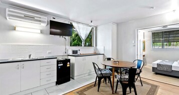 Apartamento standard, várias camas, para não fumantes, cozinha americana (Living Room) | Cozinha americana privada | Micro-ondas, chaleira elétrica, freezer