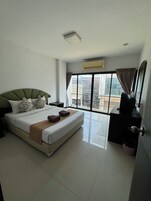 Quarto casal superior | Escrivaninha, cortinas blackout, Wi-Fi de cortesia, roupa de cama