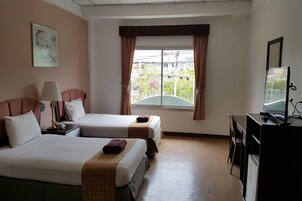 Escrivaninha, cortinas blackout, Wi-Fi de cortesia, roupa de cama