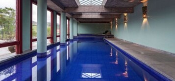 Piscina interna, piscina externa, guarda-sóis, espreguiçadeiras