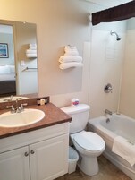 Quarto, 2 camas Queen (No Kitchen) | Banheiro | Produtos de toalete grátis, secador de cabelo, toalhas de banho 