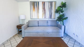 Quarto Duplo Tradicional, 2 camas queen-size | Sala de estar | Televisor