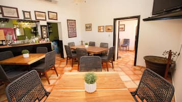 Serviço de café da manhã, almoço, jantar; restaurante ao ar livre