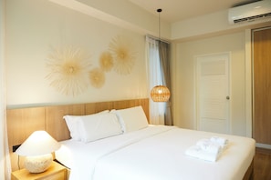 Leela Signature Suite | Cofre no quarto, secretária 
