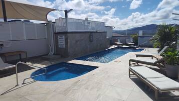 Piscina exterior, espreguiçadeiras