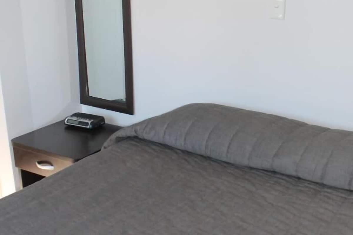 Escrivaninha, ferros/tábuas de passar roupa, Wi-Fi de cortesia