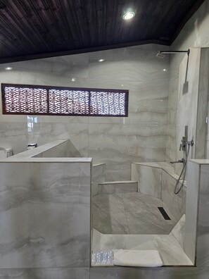 Quarto Duplo Presidencial | Casa de banho | Um polibã, um secador de cabelo, chinelos, toalhas fornecidas 