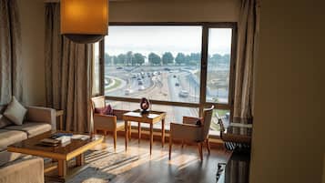 Suite Royal, 2 quartos, vista para o mar (Ambassador,1 King, 2 Single) | Roupa hipoalergénica, minibar, cofre no quarto, secretária