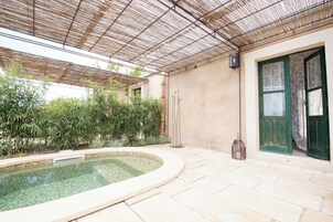 Superior Room, 1 Queen Bed, Private Pool, Garden Area, Adult Only | Edredões de penas, minibar, cofre com capacidade para portátil 