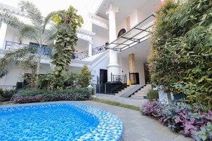 Piscina exterior, guarda-sóis, espreguiçadeiras 