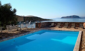 Piscina externa, guarda-sóis, espreguiçadeiras