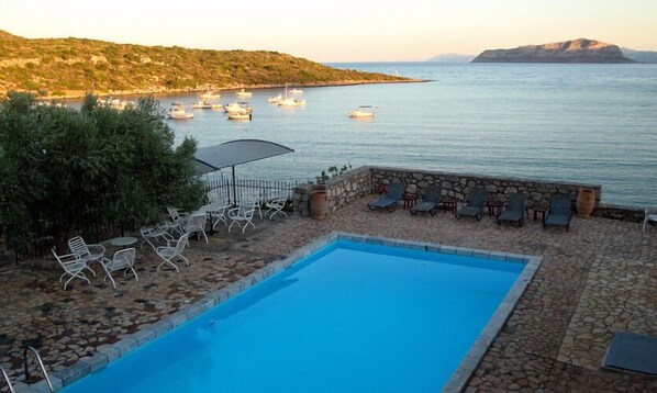 Piscina externa, guarda-sóis, espreguiçadeiras