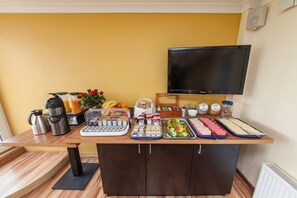 Pequeno-almoço tipo buffet diário mediante uma taxa 