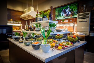 Pequeno-almoço tipo buffet diário (16 EUR por pessoa) 