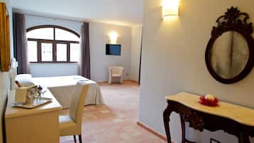 Minibar, cofre no quarto, secretária, quartos insonorizados