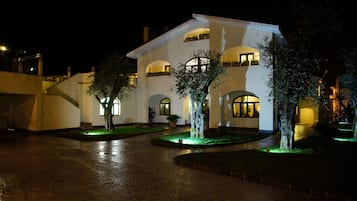 Fachada do alojamento (tarde/noite)