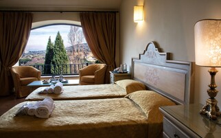 Quarto Quádruplo | Minibar, cofre no quarto, secretária, cortinas/cortinados opacos 