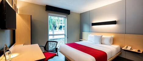 Quarto, 1 cama queen-size | Edredões de penas, cofre no quarto, secretária, ferro/tábua de engomar