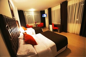 Quarto Twin | Roupa de alta qualidade, minibar, cofre no quarto, secretária